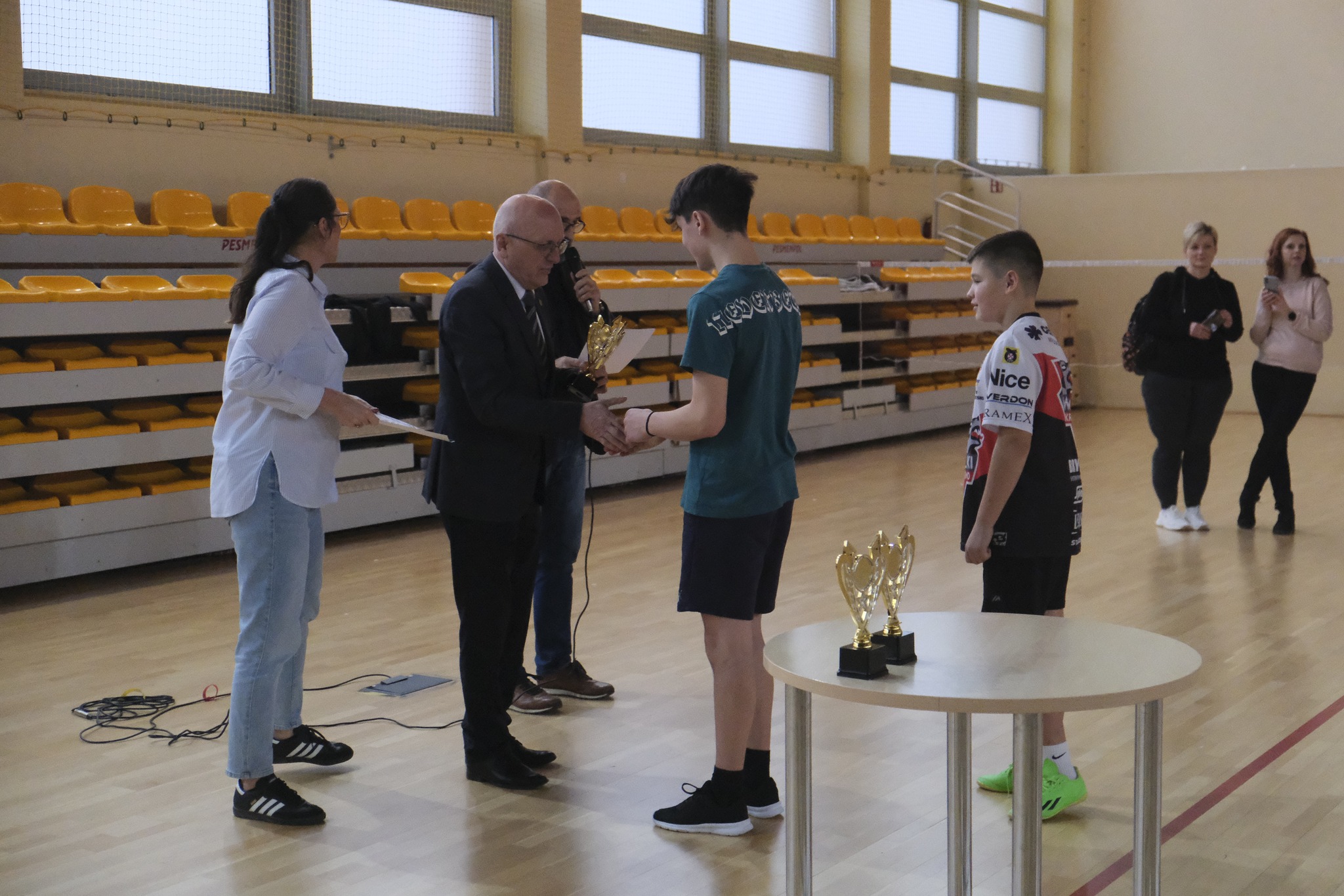 Sportowe zmagania podczas IV Świątecznego Turnieju Badmintona